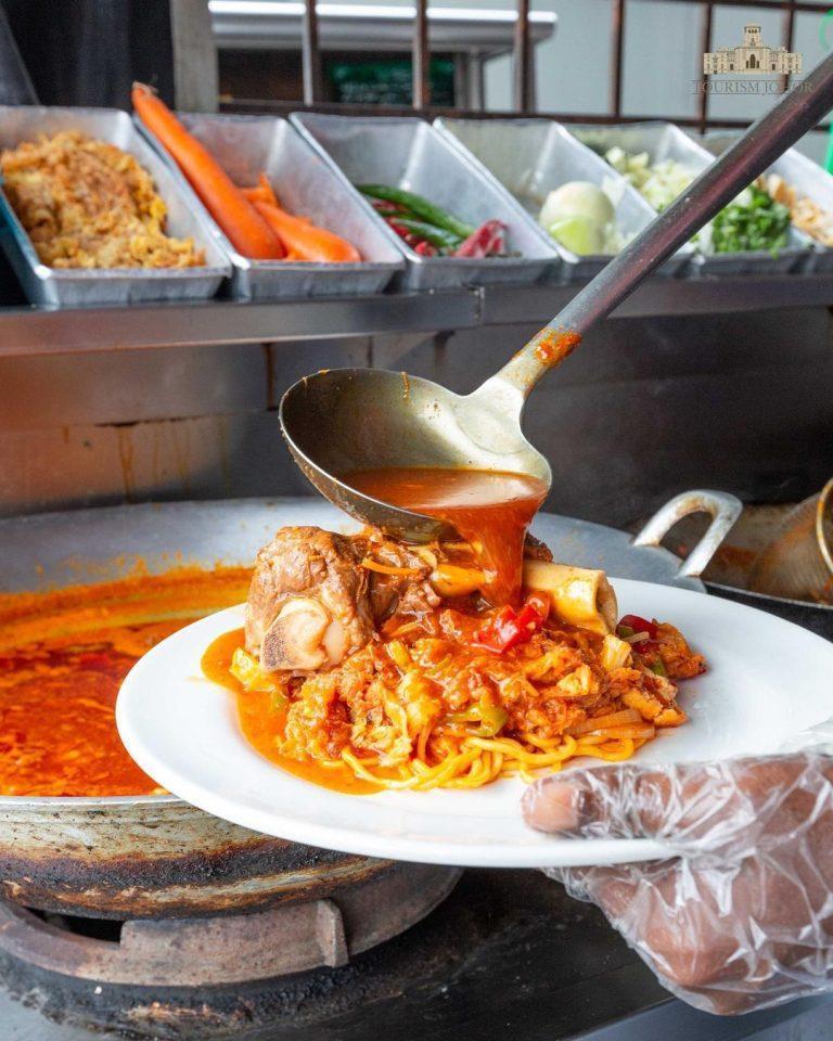 This Legendary Eatery In Batu Pahat Is Known For Noodles Dish Called ...